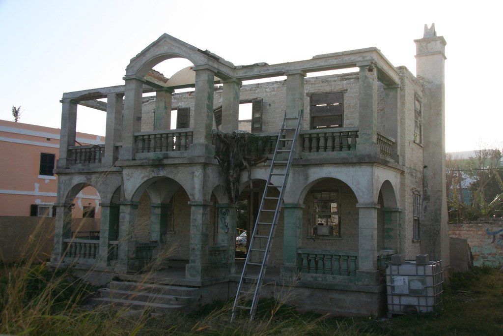 Short poem: RHL, ‘Ghosts Twitter’ | Form in Formless Times